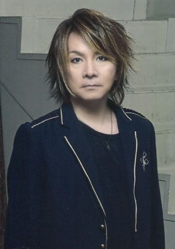 Buck-Tick / Yutaka Higuchi / upper body / body facing right / staircase ...