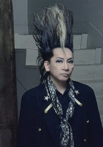 Buck-Tick / Toll Yagami / upper body / body facing right / staircase ...