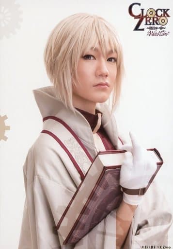 Official photo (male) / actor Yuto (philosopher) / Bust up / Body facing right / Right hand book ...