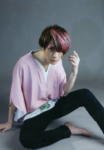Official photo (male) / actor Hiroki Suzuki / Whole Body / Left Foot : Out of Sight / Sitting ...