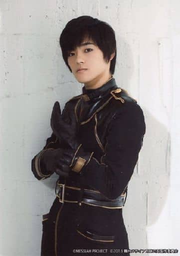 Official photo (male) / actor Ryoki Nagae (Oike Manya) / Knee-up / Left ...