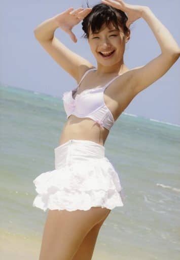 駿河屋 - 水井真希/膝上・衣装白・両手パー・頭の上・笑顔・口開き・背景海/DVD「GOKUERO ～on the beach～」特典生写真(GOKUD-54/水井真希 vol.4)（女性生写真）