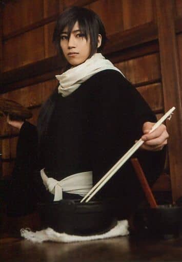 Ken Naya (Saito Hajime) / Sitting / Costume black / Left facing / Left-hand chopsticks ...