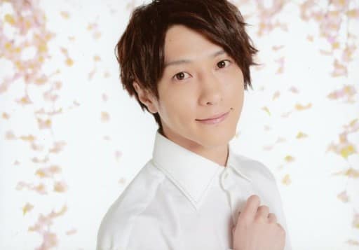 Official photo (male) / actor Hiroki Suzuki / horizontal type, bust up, white costume, right ...