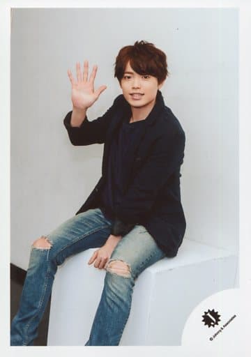 Johnnys Jr. / Yoshizawa 閑也 / knee-up, sitting, costume dark blue, right hand par / Johnnys Jr ...