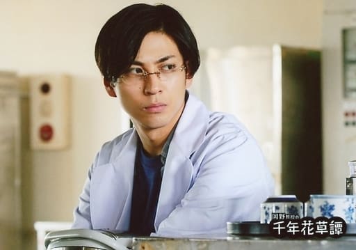 Yuki Izawa (Kotaro HANAYAMA) / Yokogata / Bust-up / Costume gray / Eye ...