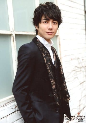 Official photo (male) / actor Takuma Wada / Upper Body / Costume Black / White / Beige / Right ...