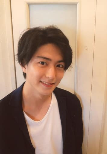 Official photo (male) / actor Yu Inaba / Bust Up / Costume Black ...