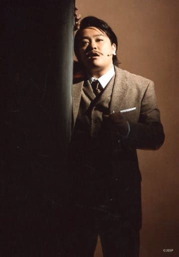 Official photo (male) / actor Yuya Miyashita (Goro HENMI) / Knee / Costume Gray / Right Hand ...