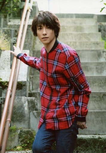 Official photo (male) / actor Hiroki Suzuki / Above the Knee / Left / Costume Red / White ...