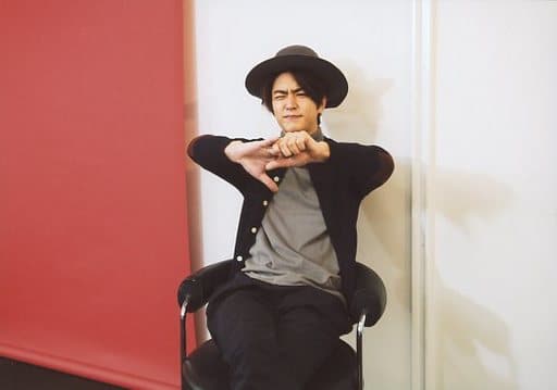 Official photo (male) / actor Yu Inaba / Horizontal Type / Above Knee ...