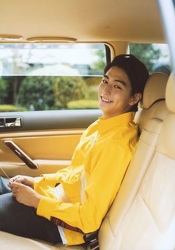 Official photo (male) / actor Yu Inaba / Above-the-knee, Yellow Costume ...