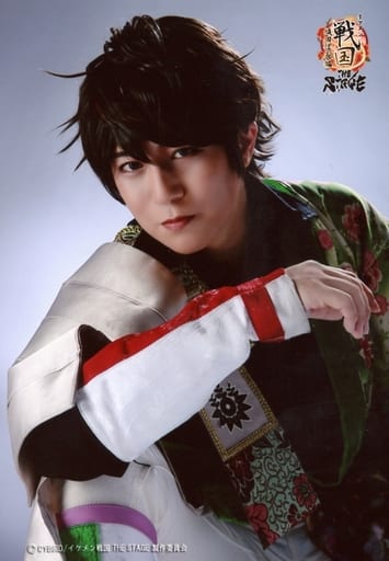 Official photo (male) / actor Mutsumi Midorikawa (Hideyoshi TOYOTOMI) / upper body ・ right knee ...