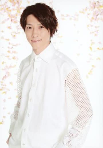 Official photo (male) / actor Hiroki Suzuki / Upper Body, Costume White, Shirt, Body Facing Left ...