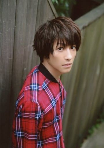 Official photo (male) / actor Hiroki Suzuki / upper body, costume red, check pattern, body ...