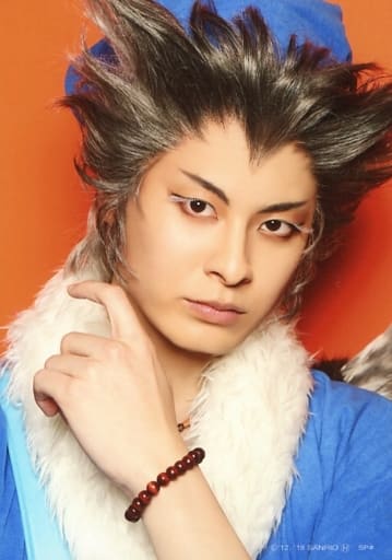 Official photo (male) / actor Ryo Hatakeyama (Ge Frocci) / Bust Up / Background Orange ...