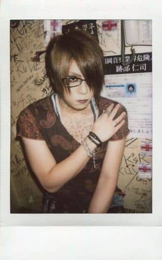 Official photo (Male) / visual kei Band / DIV DIV/satoshi / upper body / costume brown / glasses ...