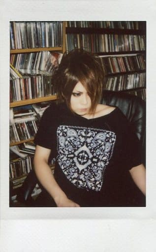 DIV/satoshi / Upper body / Costume black / Right hand front / Eye view ...