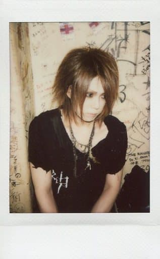 DIV/satoshi / Upper body / Costume black / Necklace / Right facing / Background wall / 2 / Live ...