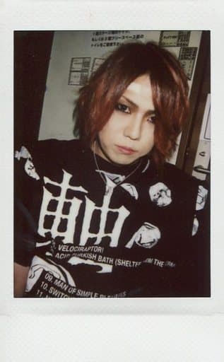 駿河屋 - DIV/satoshi/上半身・衣装黒・シャツに文字「軸」・顔右傾き/生チェキ（男性生写真）