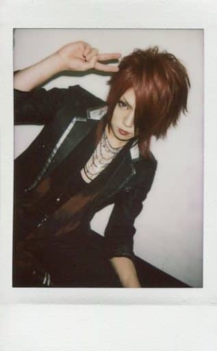 Official photo (Male) / visual kei Band / DIV DIV / Satoshi / Upper Body / Costume Black / Red ...