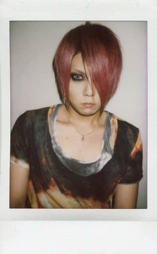 Official photo (Male) / visual kei Band / DIV DIV/satoshi / bust-up / costume black. orange ...
