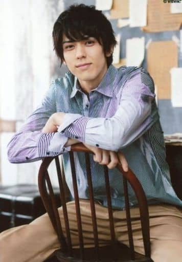 Official photo (male) / actor Sho Kato / Kneecaps, Seats, White Costume, Both Hands Crossed ...