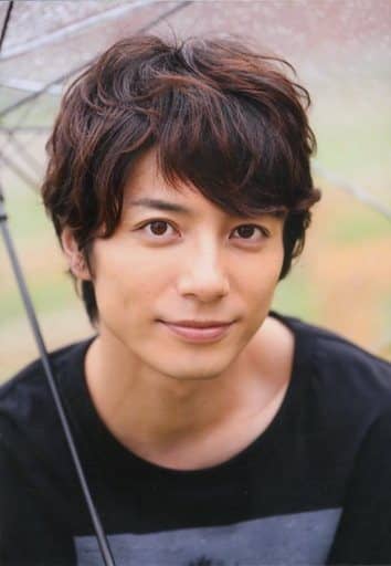 Official photo (male) / actor Takuma Wada / Bust Up / Costume Black / T ...