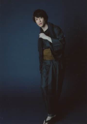 Official photo (male) / actor Hiroki Suzuki / Whole Body / Black Costume / Kimono / Left Hand ...