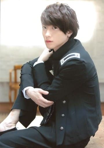 Official photo (male) / actor Hiroki Suzuki / Above-the-knee / Black costume / Necktie / Body ...