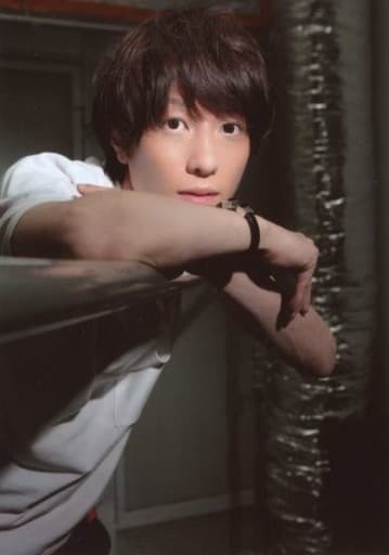 Official photo (male) / actor Hiroki Suzuki / Upper Body / White Costume / T-Shirt / Body Facing ...