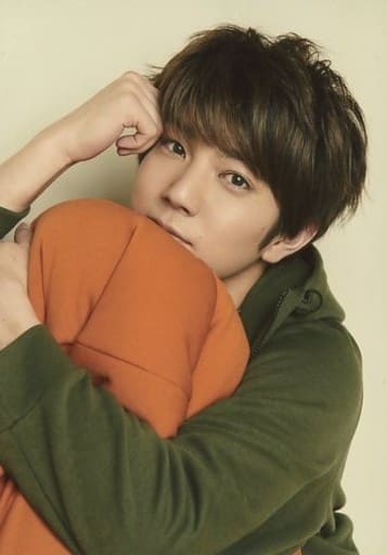 Yuya Asato (Masaki Tanaka) / Yokogata / Bust-up / Costume green / Lying down / Right head / Left ...