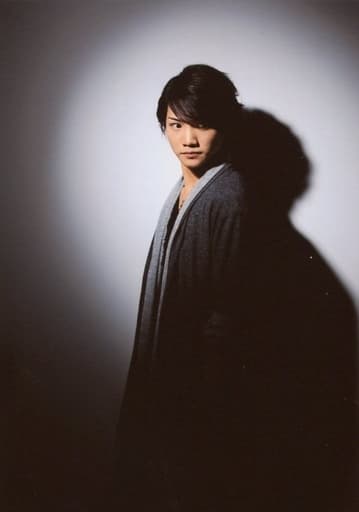 Official photo (male) / actor Hiroki Miura / Above-the-knee / Costume Gray / Stole / Body / Left ...