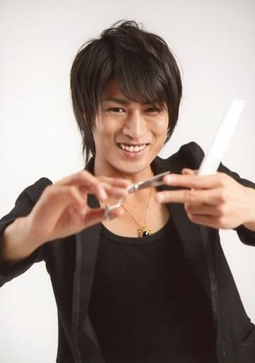 Official photo (male) / actor Atsushi Maruyama / Upper Body / Costume Black / Right Hand ...