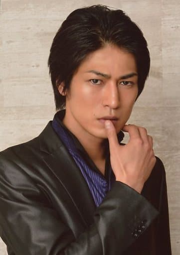 Official photo (male) / actor Atsushi Maruyama (Koshizuma) / Bust Up / Costume Black / Purple ...