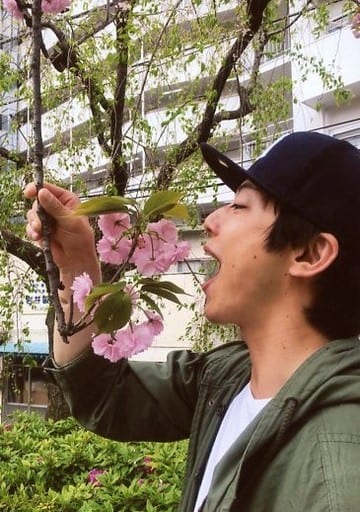 Yusuke Ueda / Bust Up / Costume Green / White / Hat / Left Side / Right ...