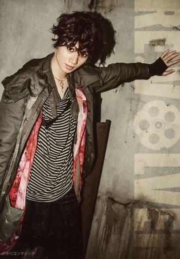 Official photo (male) / actor Keisuke Ueda (sacred tree) / Kneecap ...