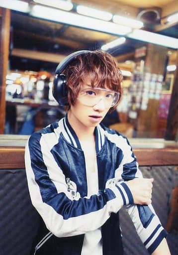 Official photo (male) / actor Keisuke Ueda / Upper Body / Costume White ...