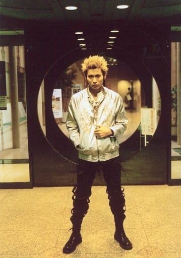 Official photo (male) / actor Satoshi Matsuda / whole body body / Costume White / Black ...