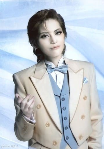 Takarazuka Revue (Yuki-gumi) / Jun Asami / Upper body / Background white / Yuki-gumi performance ...