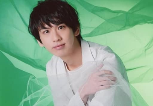 Ryutarou Akimoto / horizontal type, bust up, white costume, right hand ...