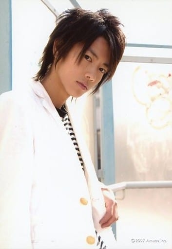 Official photo (male) / actor Takeru Satoh / Upper Body / Costume Black ...