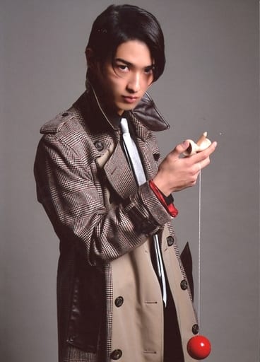 Official photo (male) / actor Ryusei Yokohama (Garyu Kyosuke) / Upper Body / Costume Gray ...