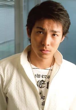 Official photo (male) / actor * pnish * / Moriyama Eiji / Bust Up, White Costume, Necklace ...