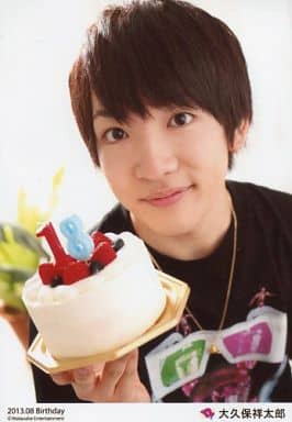 Official photo (male) / actor D2 / Shotaro Okubo / Bust Up / Costume Black / Right Hand Cake ...