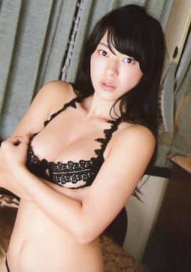 Official photo (female) / Gravure idol Tomoe Yamanaka / Upper Body / Costume Black / Both Hands ...