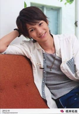 Official photo (male) / actor Takuya Negishi / Upper Body, Costume White, Elbows, Sofa,' 2012.10 ...