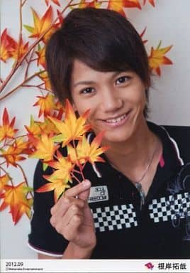 Official photo (male) / actor Takuya Negishi / Bust Up / Costume Black / Right Hand Autumn ...