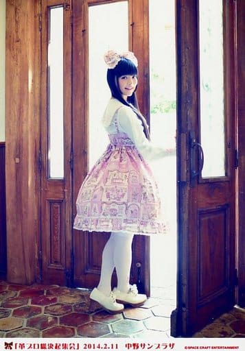 Official photo (female) / voice actor Sumire Uesaka / Body, Costume ...