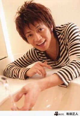 Official photo (male) / actor D-BOYS / Masato Wada / Bust Up / Costume Black / White / Striped ...